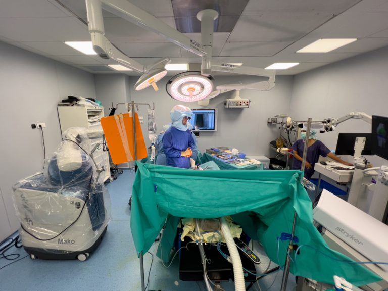La chirurgie orthopédique assistée par bras robotisé Mako à la ...